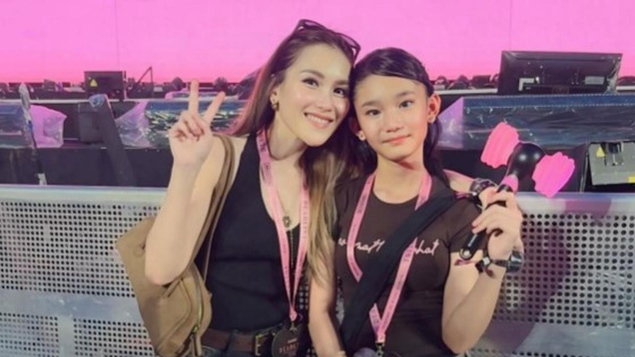Model Sepatu Ayu Ting Ting dan Bilqis saat Nonton Konser BLACKPINK ...