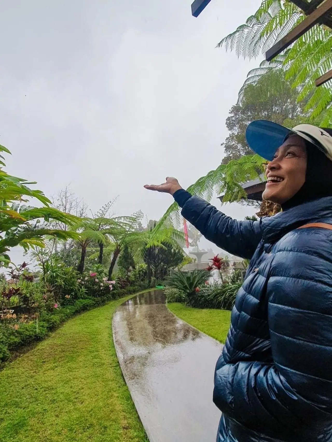 10 Potret Penampilan Dewi Hughes, Disebut Lebih Muda Usai Turunkan ...