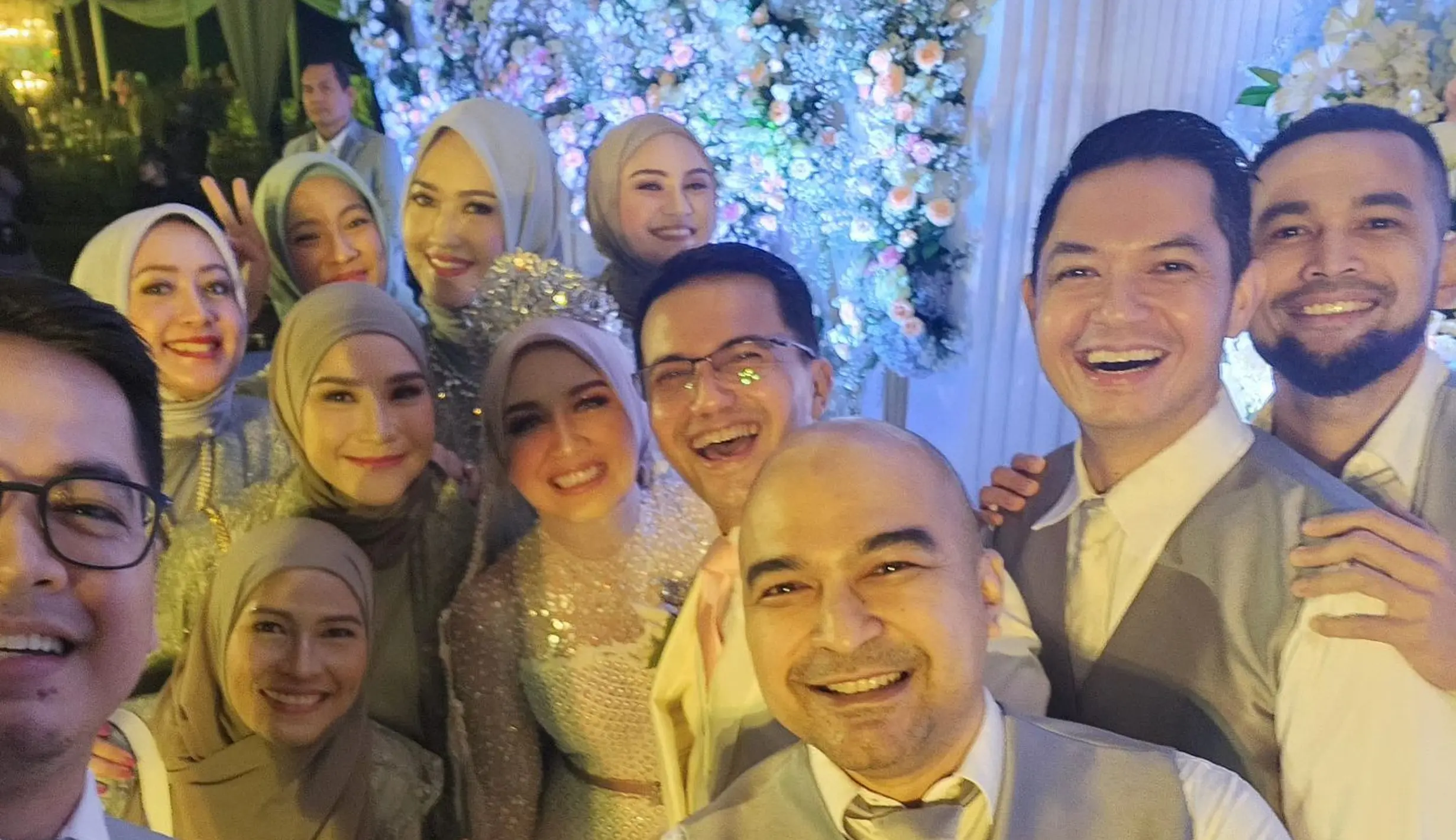 10 Potret Seragam Bridesmaid-Groomsmen Sahrul Gunawan dari Dude Harlino ...