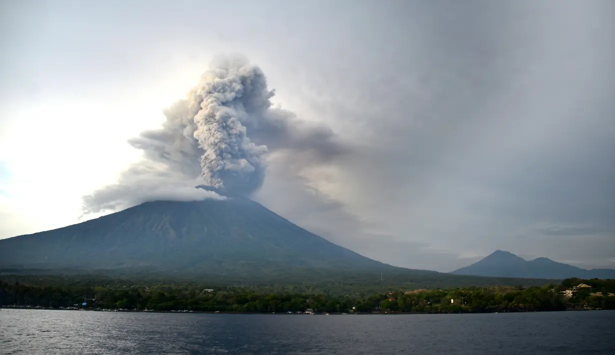 PHOTO: Asap Putih Tebal Membubung dari Perut Gunung Agung - Foto ...