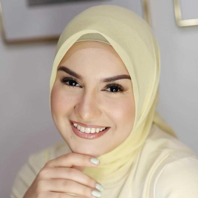 Punya Gigi Gingsul, Potret 7 Artis saat Pamer Senyum Ini Makin Manis ...