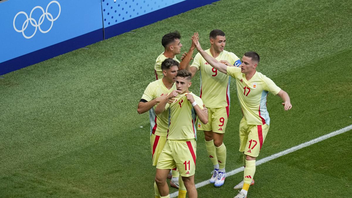 Penantian 32 Tahun Berakhir, Spanyol Rebut Medali Emas Sepak Bola Putra ...