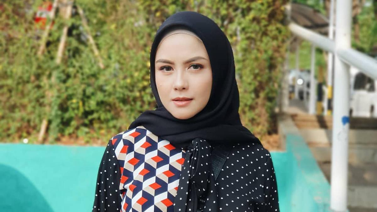 6 OOTD Serba Hitam Ala Revalina S Temat, Inspirasi Tampil Elegan ...