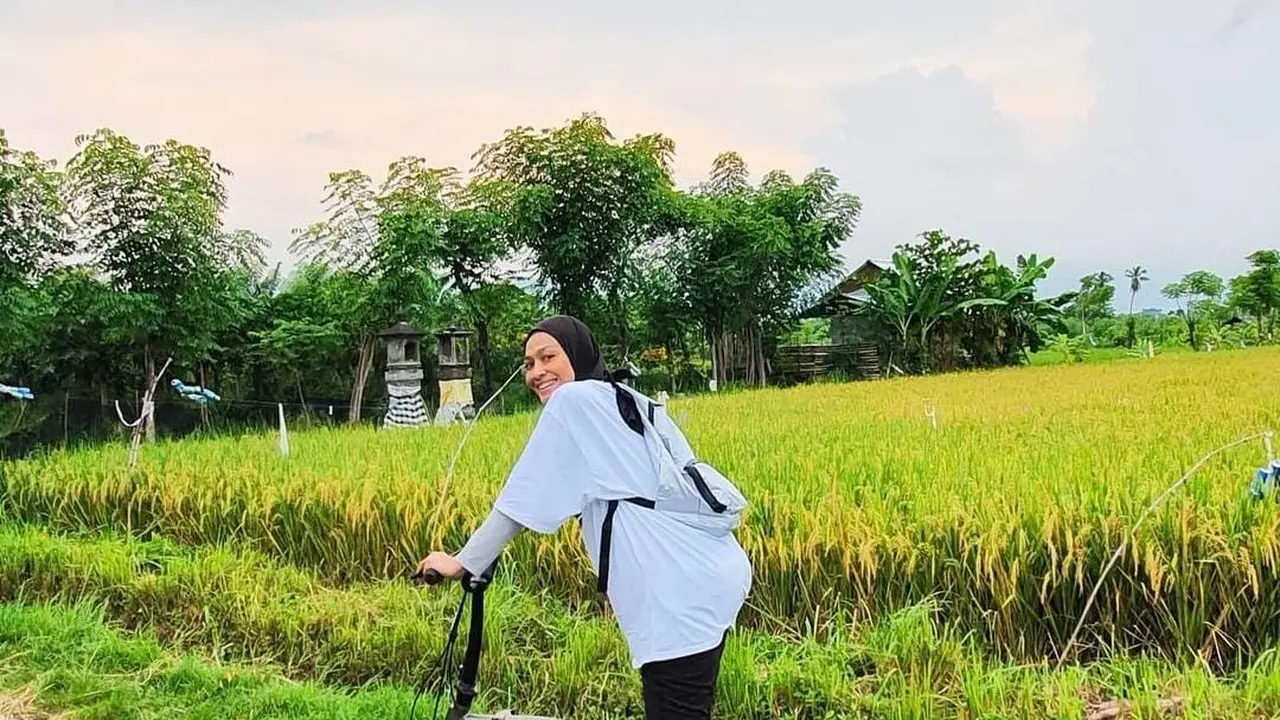 10 Potret Penampilan Dewi Hughes, Disebut Lebih Muda Usai Turunkan ...