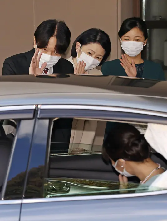 FOTO: Momen Putri Mako Tinggalkan Istana Usai Resmi Menikah dengan ...