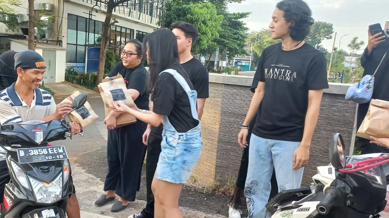 Para Pemain Film Horor Mantra Surugana Berbagi Dengan Sesama di Bulan ...