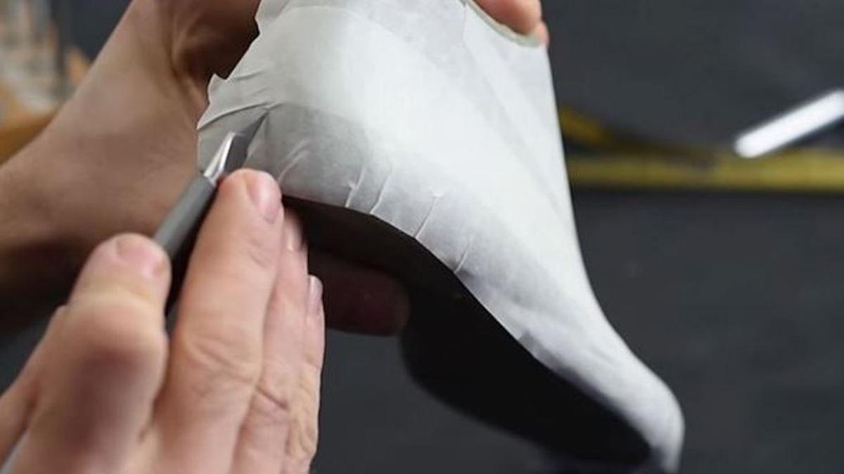 Menyimak Proses Pembuatan Sepatu yang Kamu Pakai Sehari-hari ...