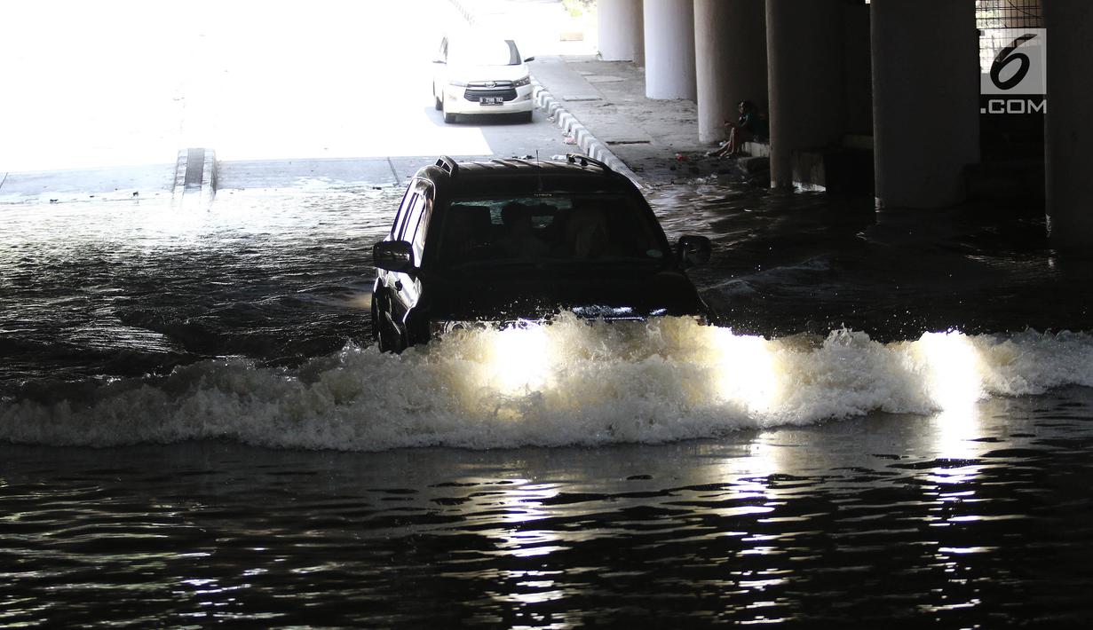 FOTO: Penampakan Terowongan Apron Kemayoran yang Tergenang Air - Foto ...