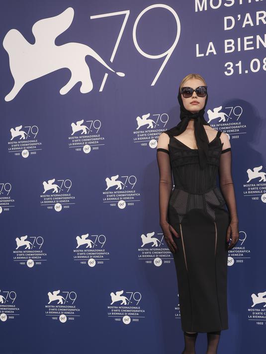 Gaya Aktris Inggris Mia Goth di Venice Film Festival 2022 - Foto ...