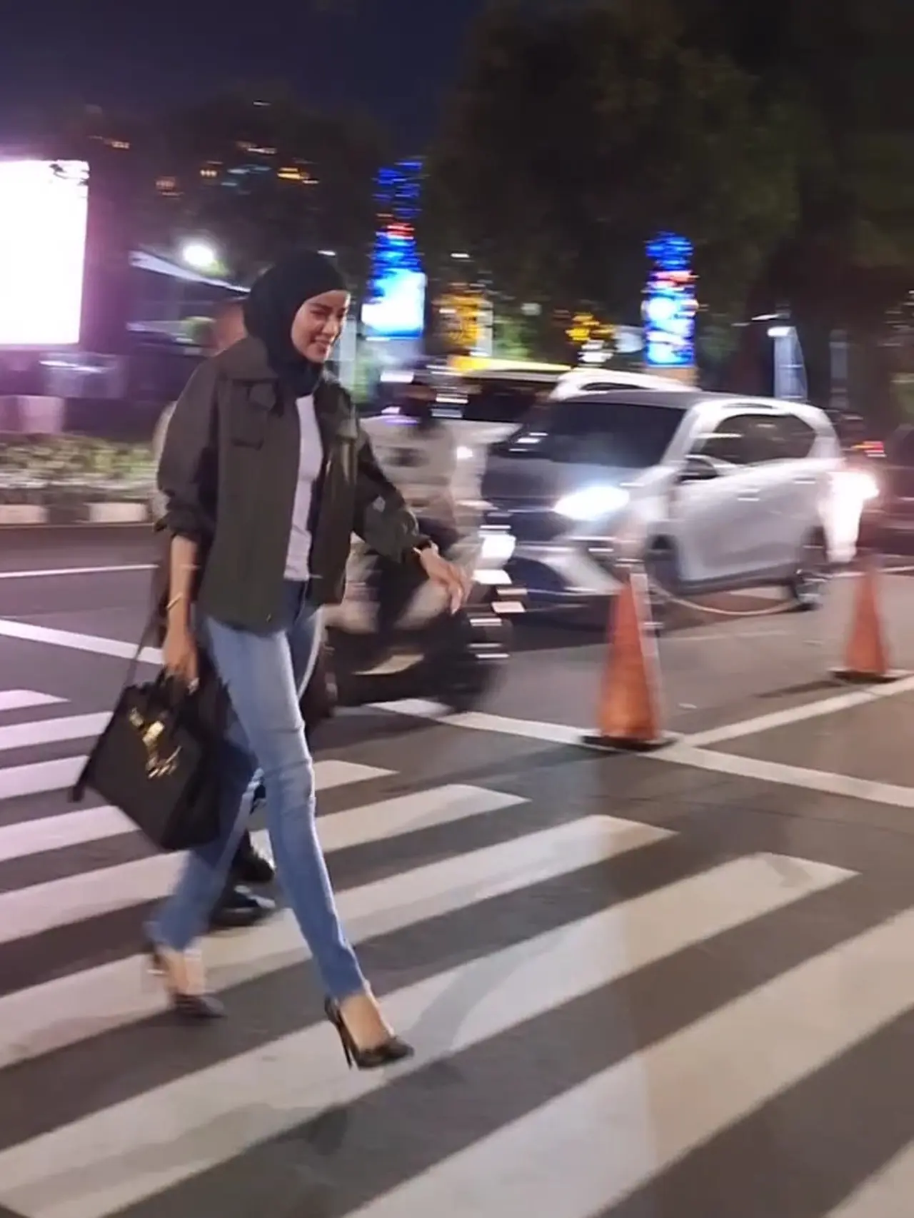Bak Model Profesional, Gaya Olla Ramlan Berlenggok saat Nyebrang Jalan ...