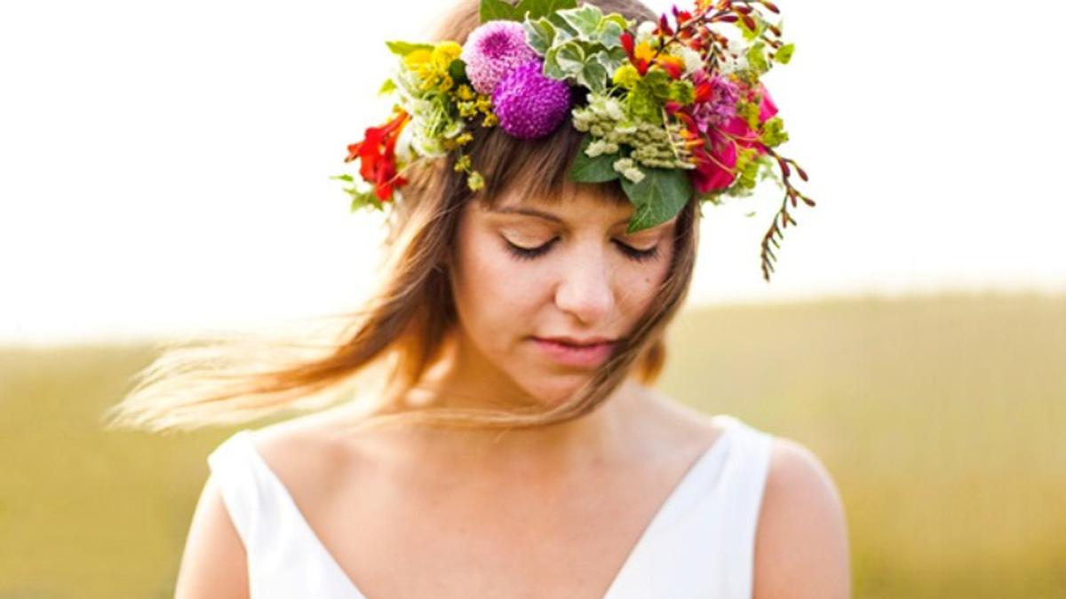 10 Cara Ngehits Pakai Aksesoris Bunga di Kepala di Hari Lebaran ...