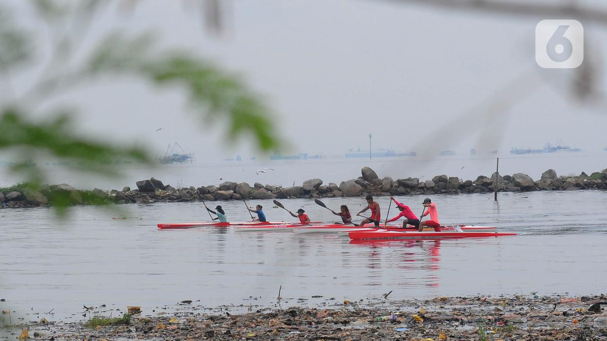 Melihat Atlet Dayung DKI Jakarta Berlatih di Kanal Banjir Timur - Foto ...