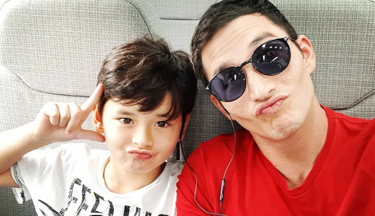 FOTO: Kompaknya Mike Lewis dan Anak Laki-lakinya, Kenzou Lion - Foto ...