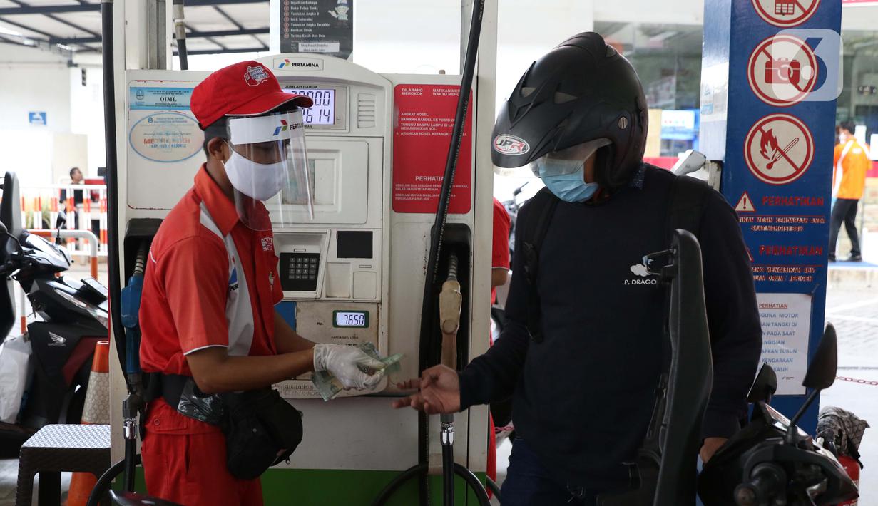 FOTO: Cegah Penyebaran Covid-19, Petugas SPBU di Depok Kenakan ...