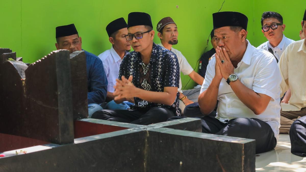 Kunjungi Makam Syeikh Syarif Arifin, Bakal Cabup Majalengka Pilkada ...