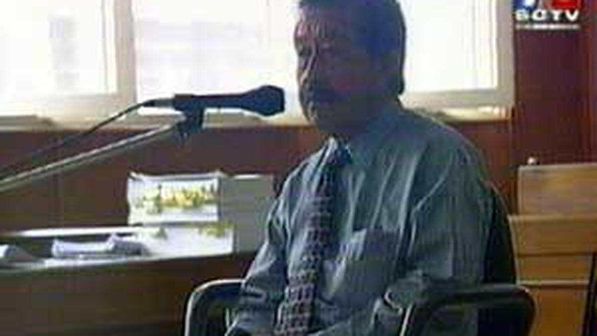 Bob Hasan Menjawab dengan Menggeleng
