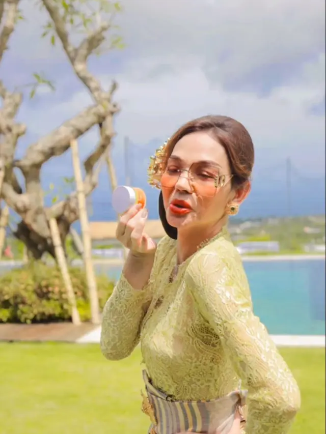 Potret Bunda Corla Tampil Anggun Pakai Kebaya Tradisional Bak Wanita ...