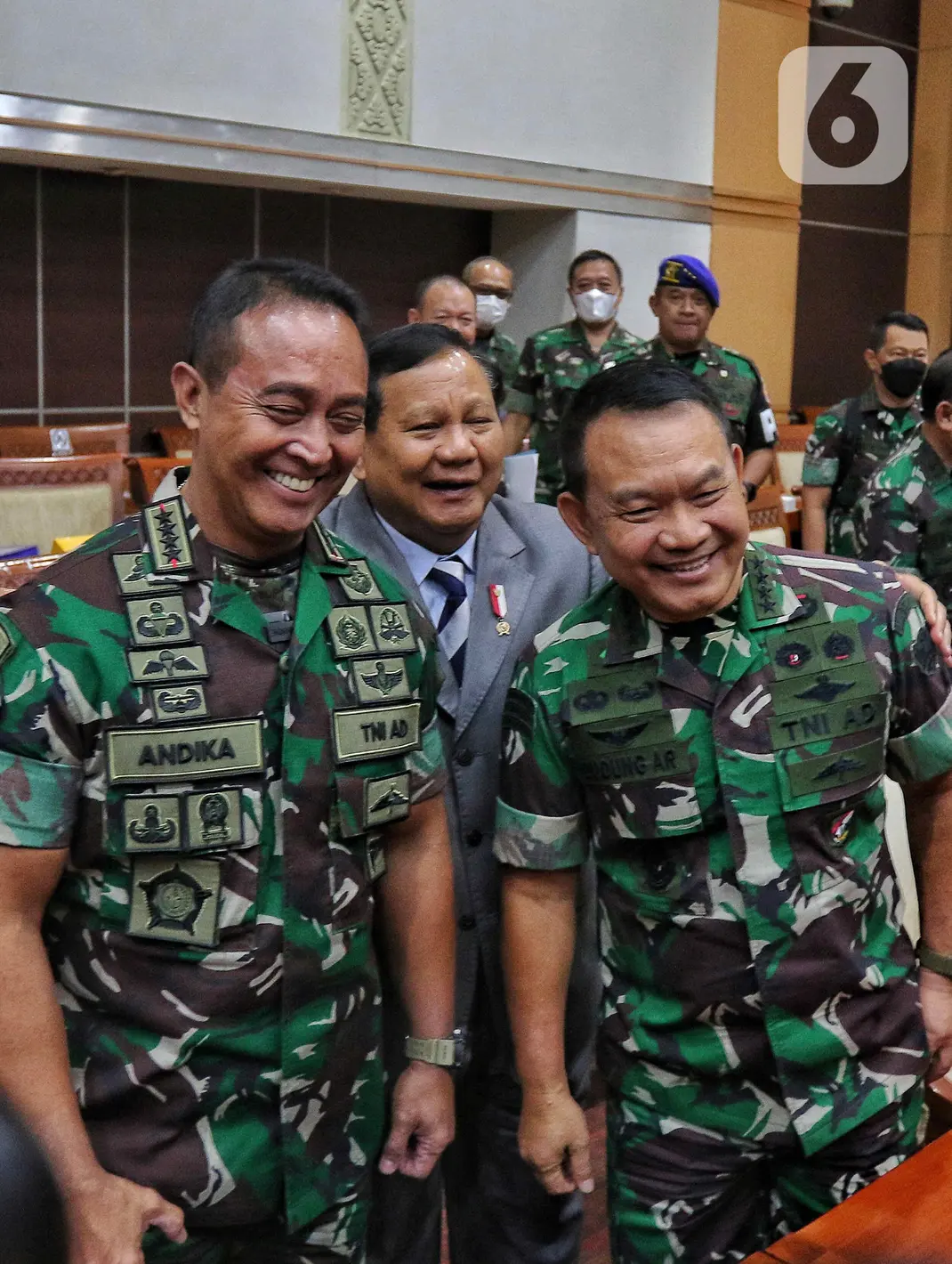 Momen Prabowo Rangkul Jenderal Dudung dan Panglima TNI Andika Perkasa di Hadapan Komisi I DPR ...