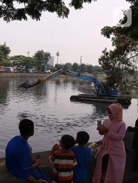 FOTO: Gerebek Lumpur Atasi Banjir Jakarta - Foto Liputan6.com