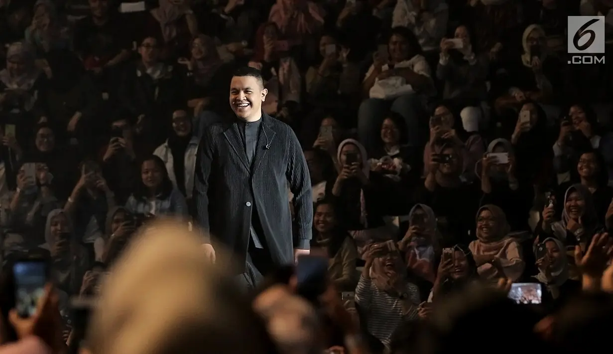 FOTO: Tulus Bius Ribuan Penggemar di Konser Monokrom - Foto Liputan6.com