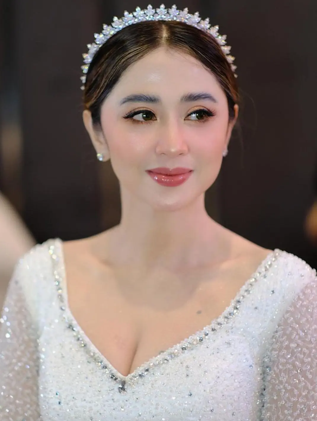 6 Tampilan Wajah Glowing Dewi Persik Kenakan Gaun Putih, Dipuji Cantik Bak Pengantin - Photo ...