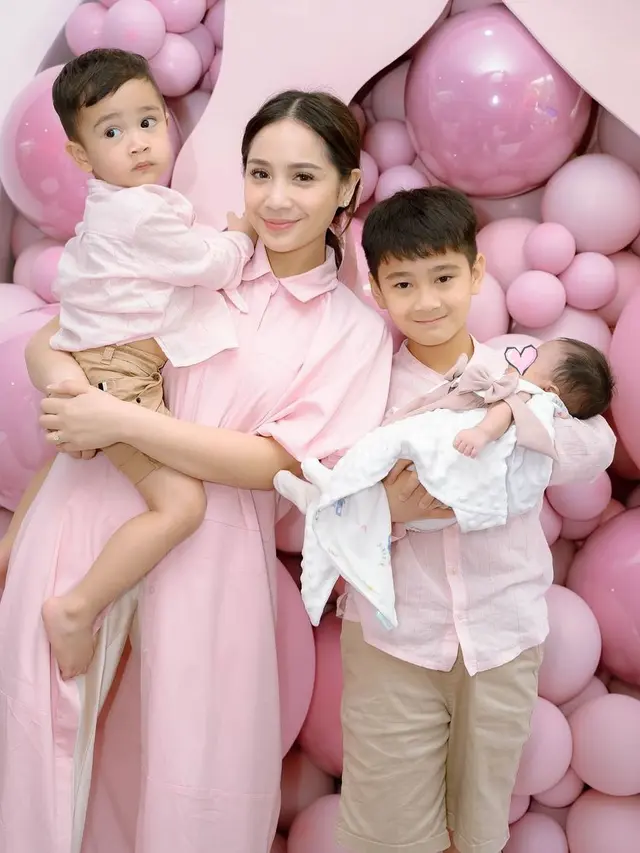 8 Momen Akikah Baby Lily Anak Angkat Raffi-Nagita, Sederhana Bernuansa Pink - Hot Liputan6.com