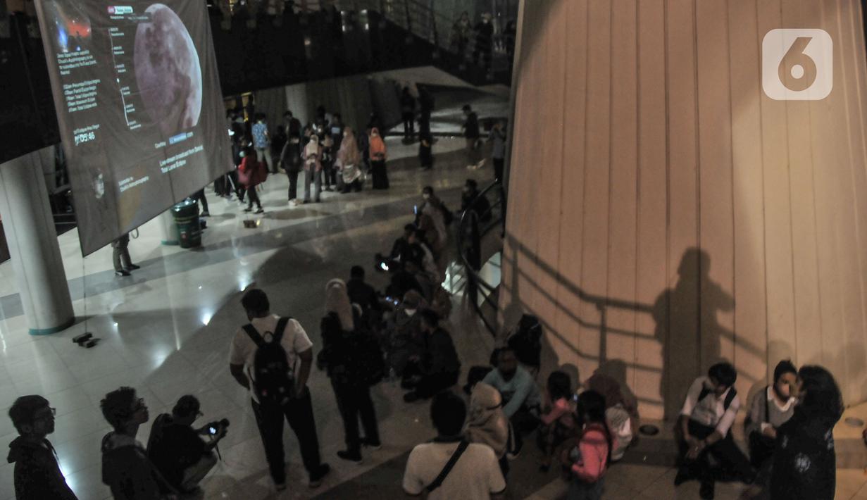 Antusias Warga Saksikan Gerhana Bulan Total di TIM