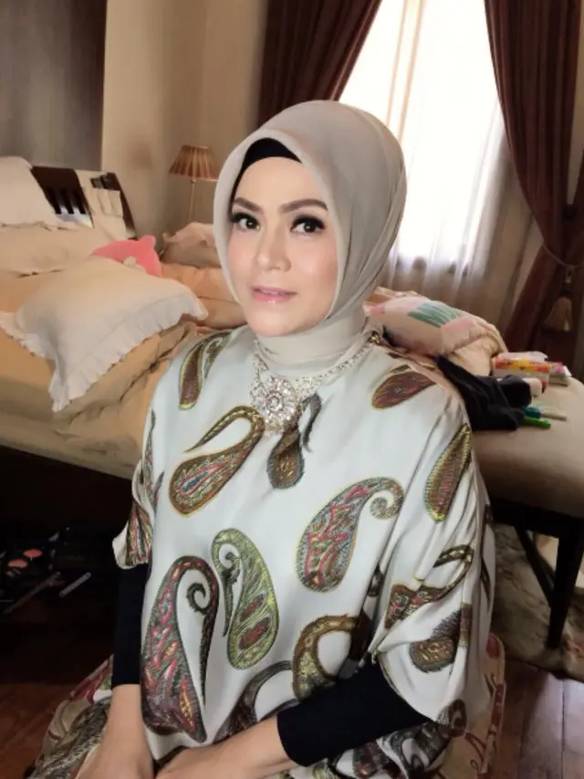6 Potret Eks Ibu Mertua Olla Ramlan yang Awet Muda, Dikira Istri Baru Aufar Hutapea - Hot ...