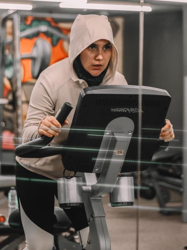 Sempat Vakum, Ini 7 Potret Irish Bella Kembali Nge-Gym Saat Ammar Zoni Rehab - Hot Liputan6.com