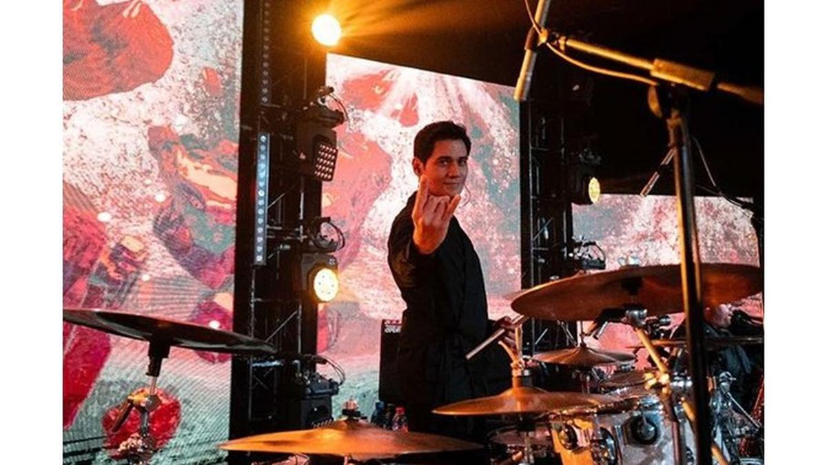 7 Potret Tyo Nugros, Drummer Dewa 19 yang 'Menolak Tua' di Usia 52 Tahun