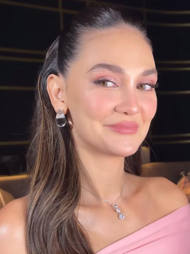 9 Inspirasi Model Kalung Luna Maya, Simpel dan Elegan ketika Hadiri Acara