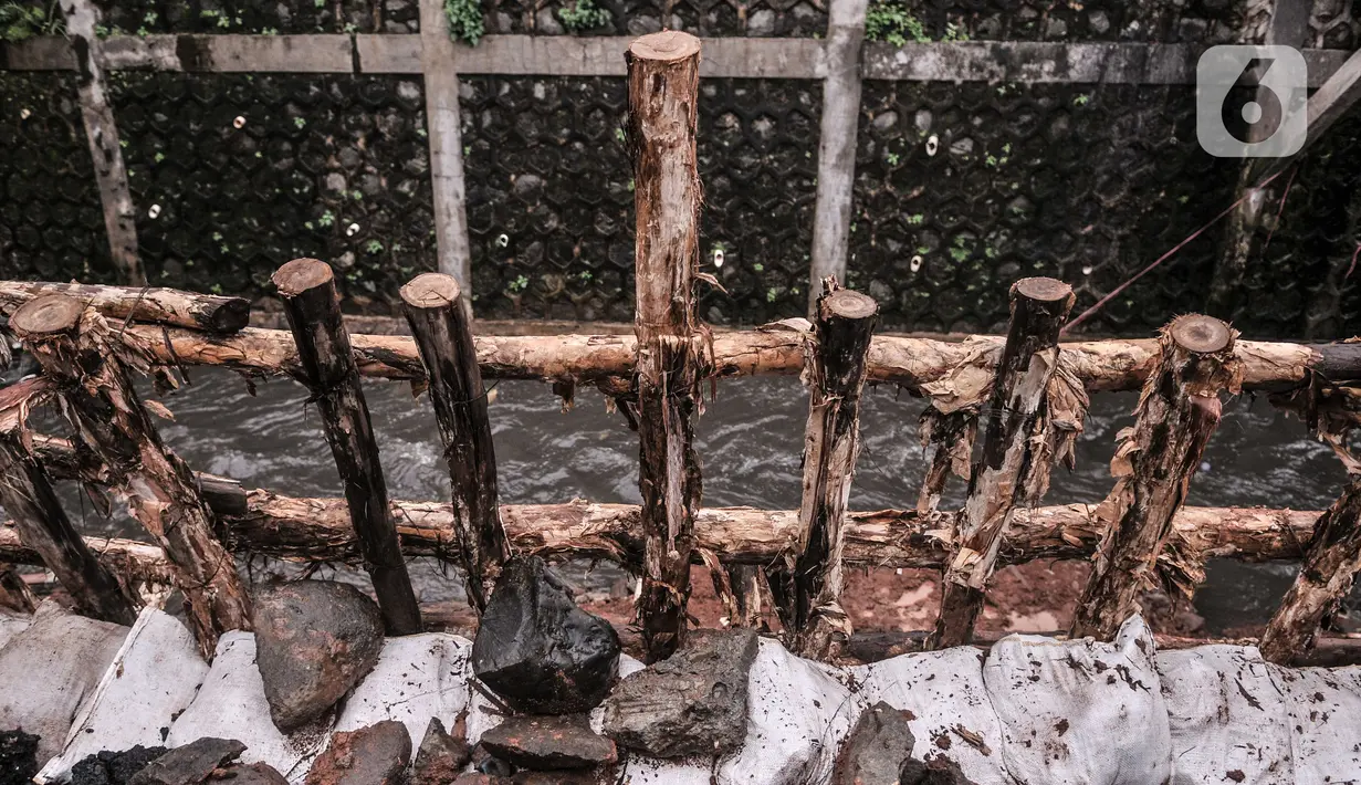 FOTO: Turap Kali Sepanjang 30 Meter di Batu Ampar Longsor Akibat Banjir ...