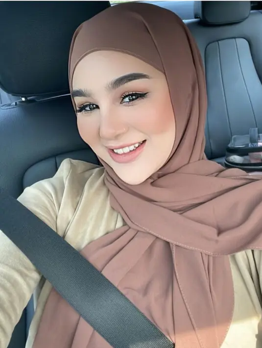 Potret Hana Hanifah Pakai Hijab Bikin Pangling, Cekcok dengan Suami Saat Umroh - Foto Liputan6.com