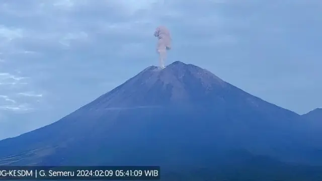 Gunung Semeru Erupsi Lagi, Tinggi Letusan Capai Satu Kilometer - Surabaya Liputan6.com