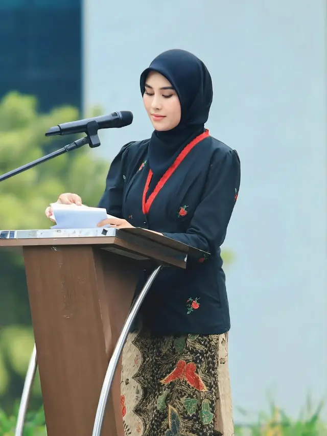 7 Model Kebaya Syahnaz Sadiqah, Inspirasi Busana Anggun ala Istri Pejabat - ShowBiz Liputan6.com