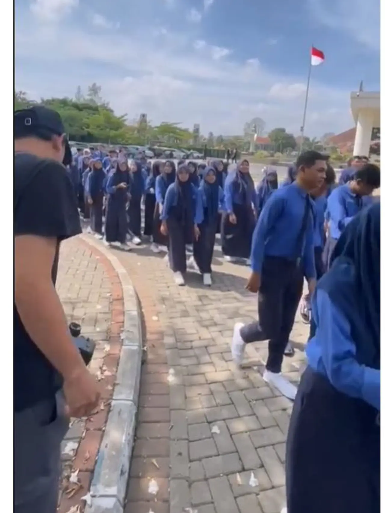 Prewedding di Kampus, Pasangan Ini Ditonton Ratusan Anak SMA yang Lagi ...