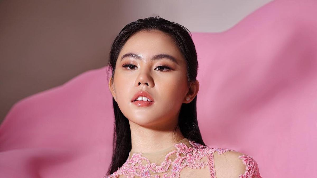 10 Pesona Zoe Levana Pakai Kebaya Pink-Gaun Bling Bling, Wakil ...