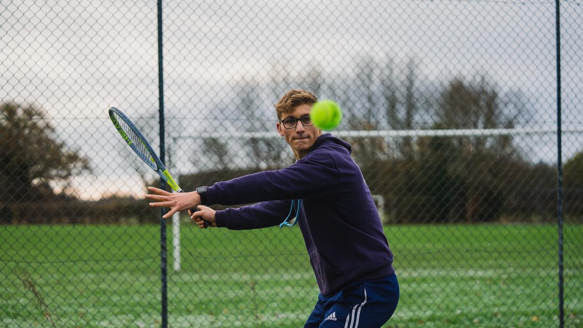 Cara Memegang Raket Tenis yang Benar