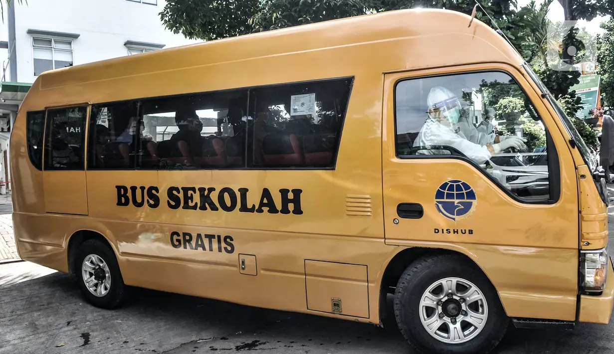 FOTO: Bus Sekolah Evakuasi Pasien COVID-19 ke Wisma Atlet - Foto ...