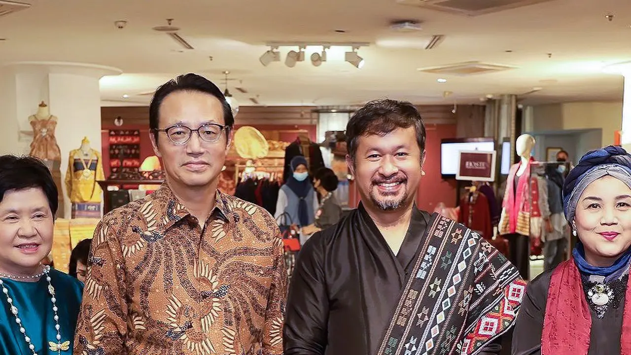 Desainer Torang Sitorus Bawa Ulos ke Negeri Sakura, Rayakan 65 Tahun ...