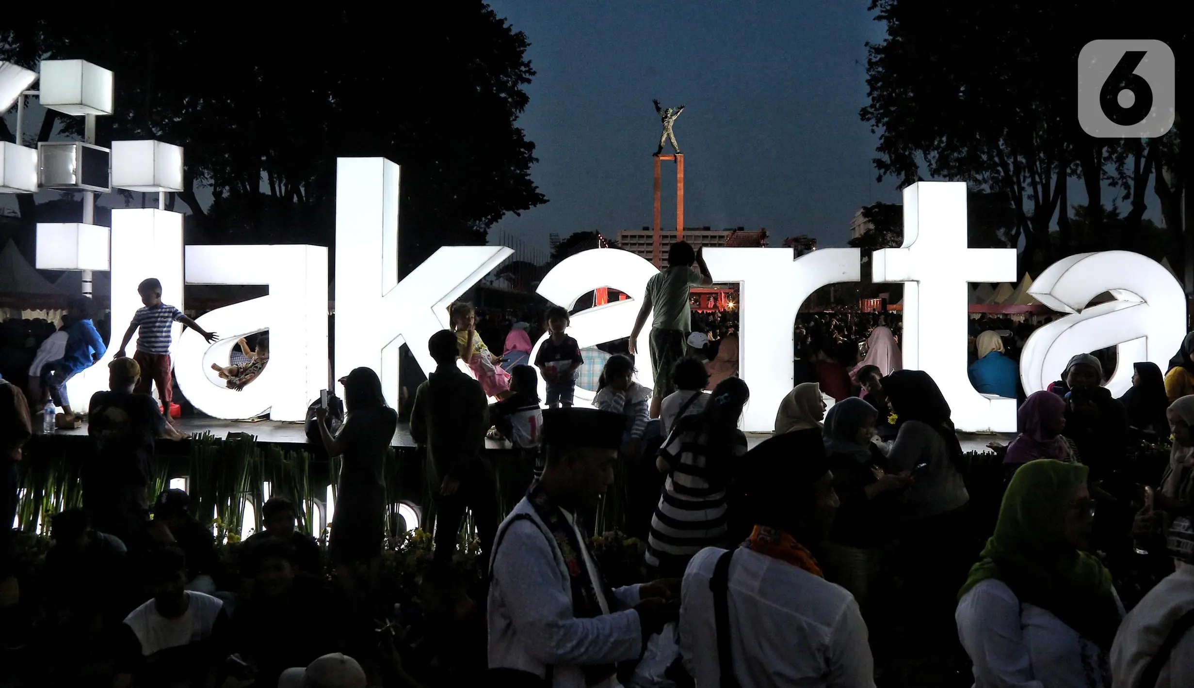 Hadiri Malam Puncak HUT ke-498 Kota Jakarta, Ribuan Warga Padati Area ...