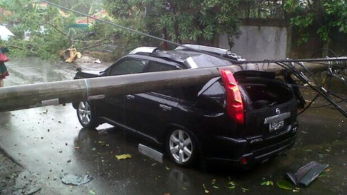 Jakarta Selatan Hujan Badai, Mobil Tertimpa Tiang Listrik - News ...