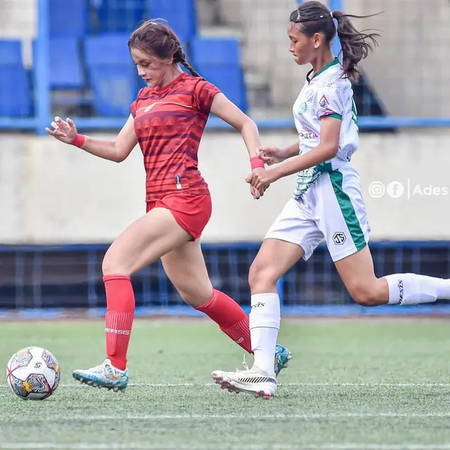 Potret Cantik Shafira Ika Putri Beraksi di Lapangan Menggiring Si Kulit Bundar - Ragam Bola.com
