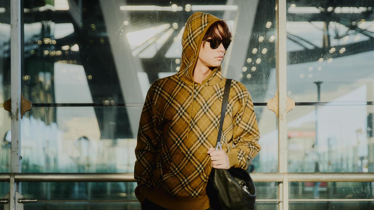 Potret Bright Vachirawit Tampil Memukau Serba Burberry di Suvarnabhumi ...