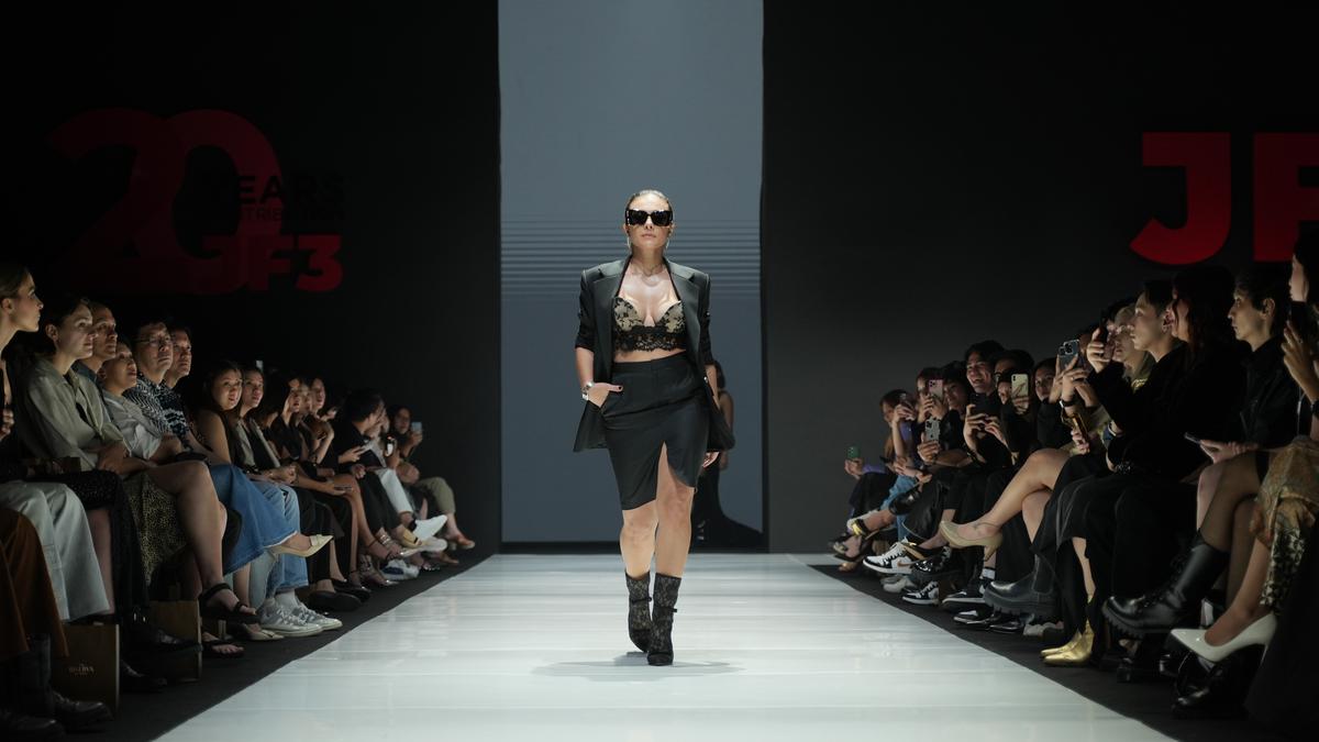 Wulan Guritno Tampil Pakai Bra Bawakan Koleksi Hartono Gan di JF3 ...