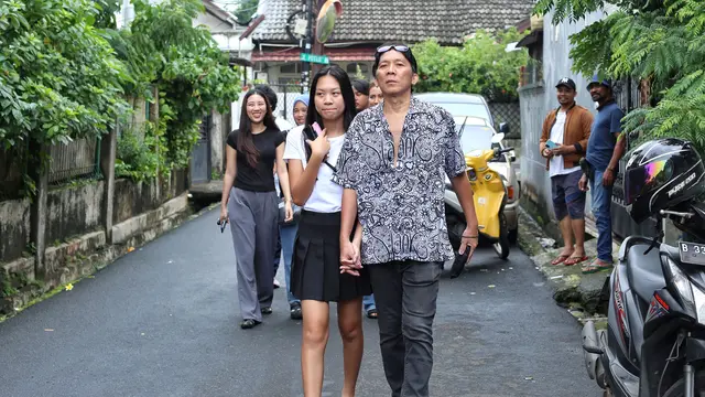 8 Potret Istri dan Anak Bimbim Slank yang Seperti Kakak Beradik saat Nyoblos di TPS ...