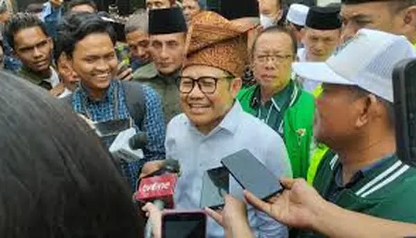 Sempat Terpeleset Saat Jajal Jembatan Kaca Seruni Point Bromo, Khofifah ...