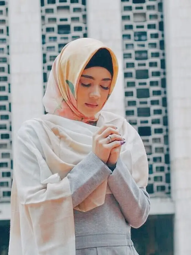 Foto Kini Berhijab, Indah Dewi Pertiwi Dapat Hidayah Di Palestina ...