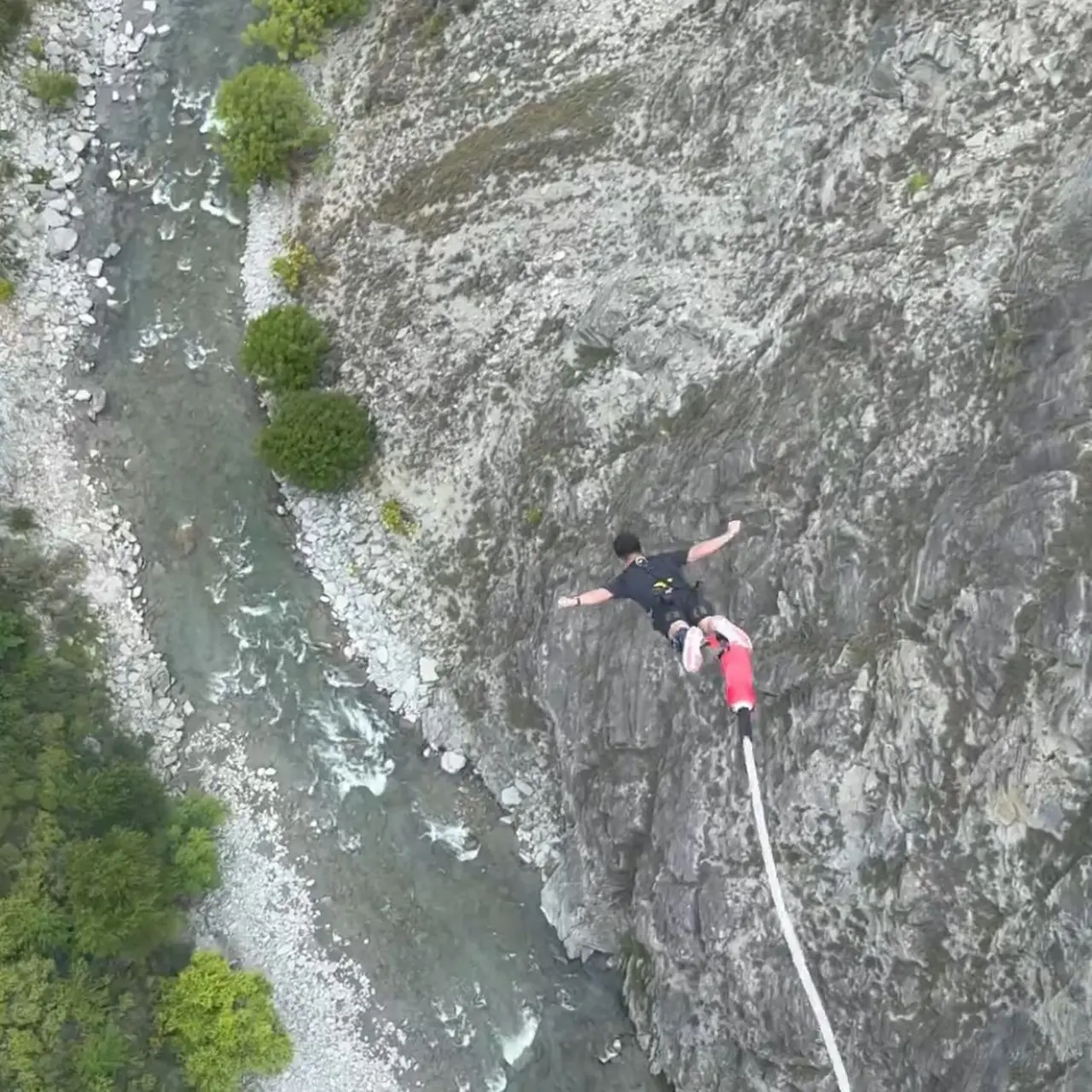 4 Potret Boy William Pacu Adrenalin dengan Bungee Jumping Ekstrem ...
