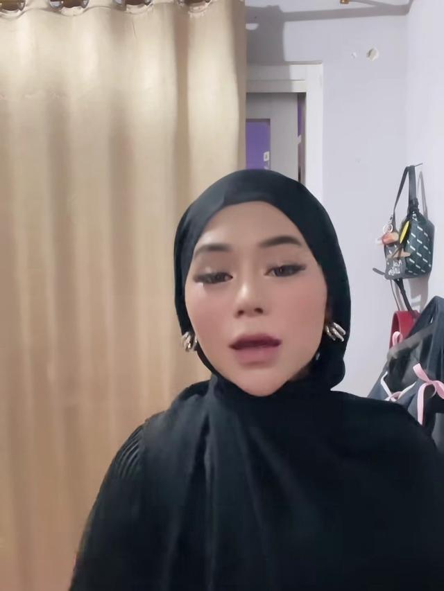 7 Potret Cimoy Nuraini Saat Pakai Hijab Pashmina, Tampil Simpel dan Elegan